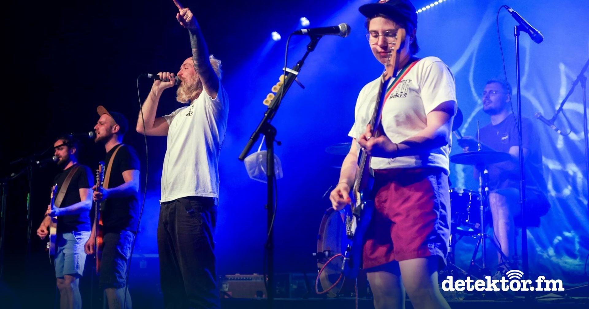 Team Scheisse veröffentlichen neuen Song "Mittelfinger"